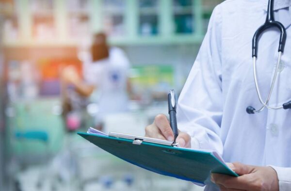 Atestado médico falso: saiba identificar e como deve proceder